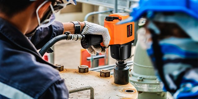 What is torque tightening and what are its advantages and disadvantages?